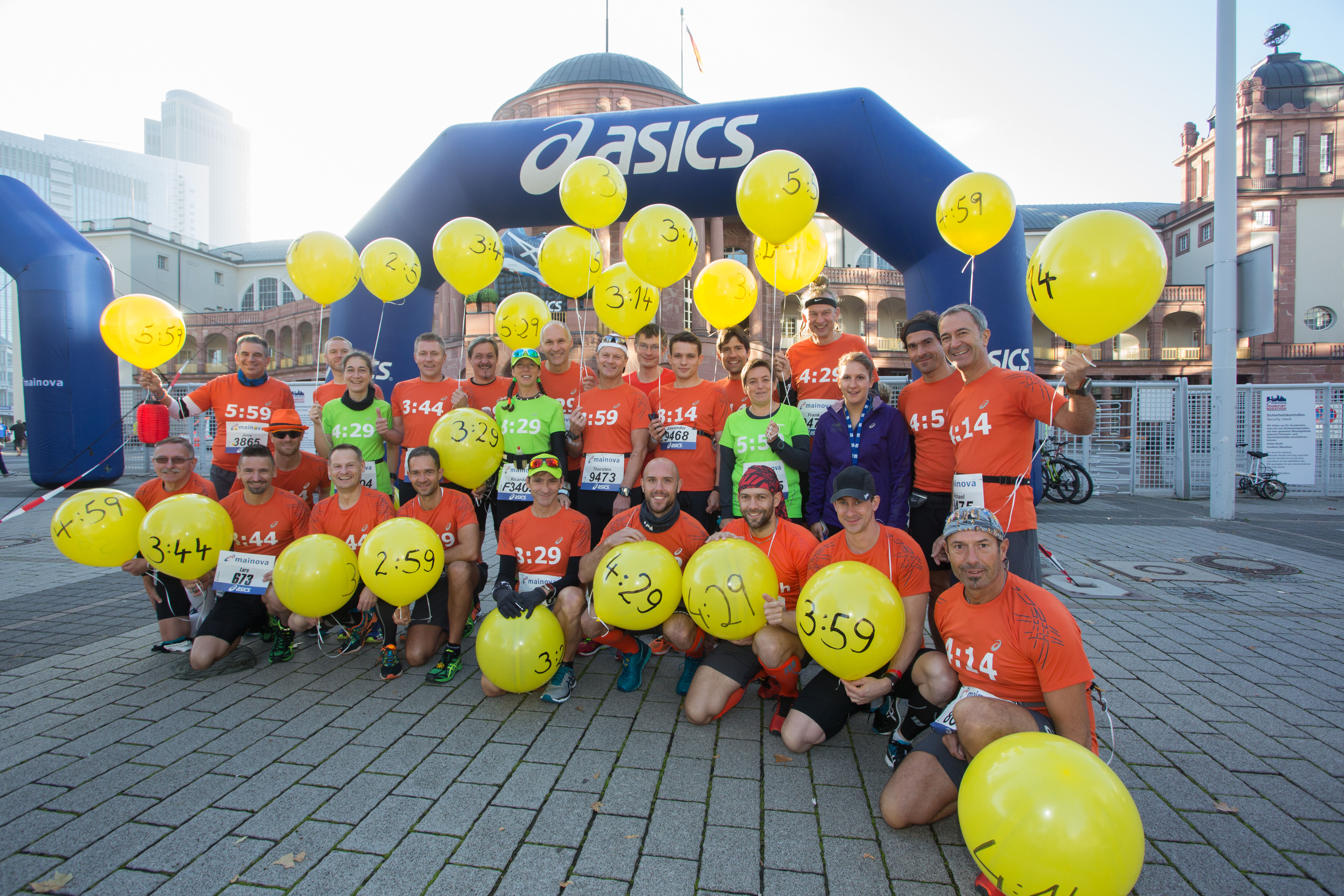 Follow the person holding the balloon - mainova Frankfurt Marathon